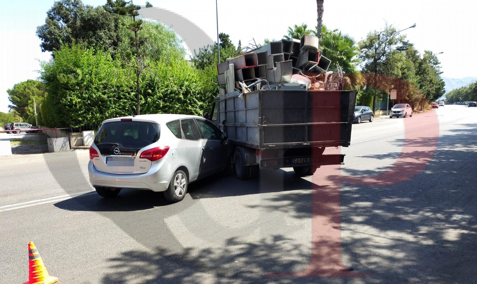 Palermo, scontro auto- camion a Borgo Nuovo: due feriti all'Ingrassia ...