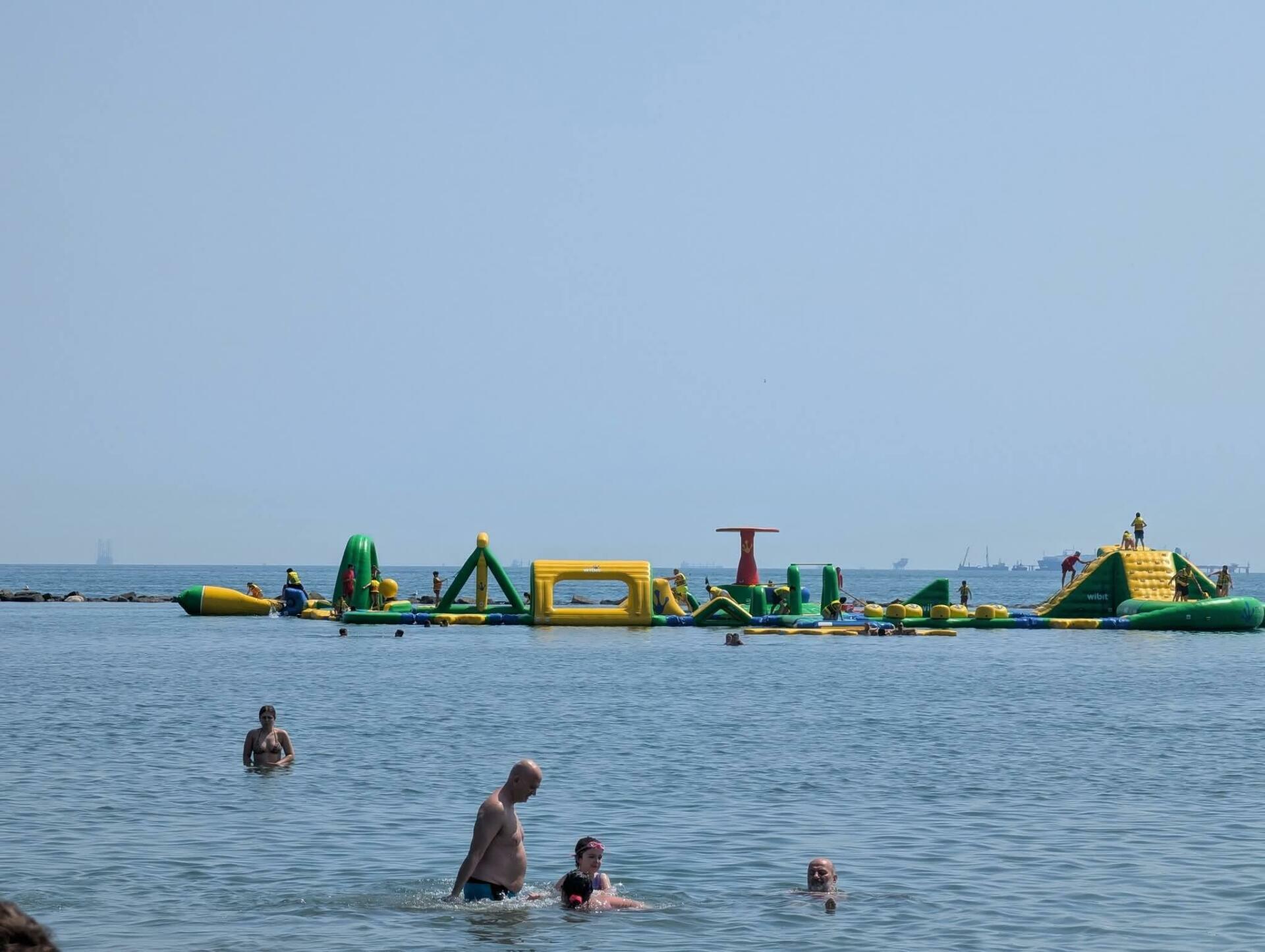 Altra novità a Mondello, arrivano i gonfiabili in mare - Quotidiano di ...