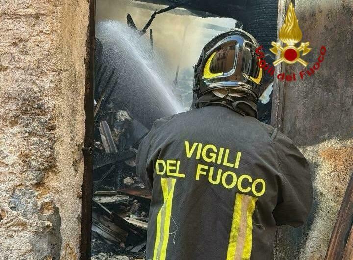 Zisa, incendio in una falegnameria: evacuate 16 abitazioni - Quotidiano ...